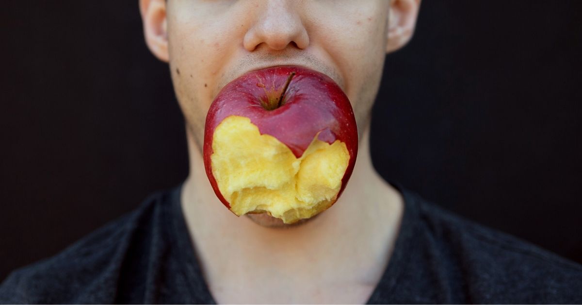 Woman Calls Out Boyfriend's 'Obsession' With Eating Apples: AITA