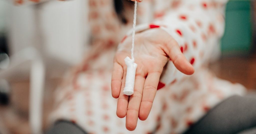 Guy Demands Forgetful Girlfriend Stop Wearing Tampons: AITA