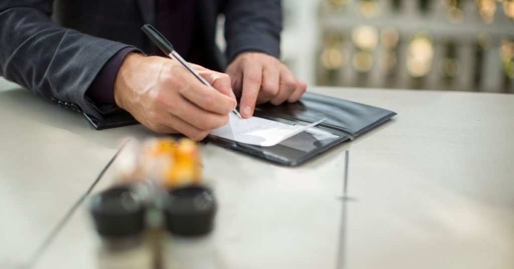 Guy Insists On Separate Restaurant Checks With GF: AITA