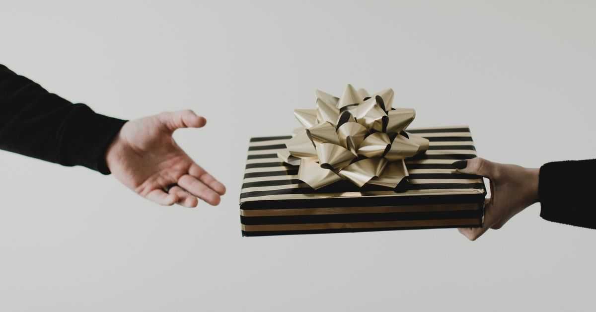 Parent Won't Buy Teen's BF B-Day Present: REDDIT